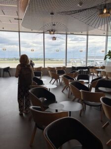 Recenze: Letištní salonek MasterCard Lounge Praha T1 – Cestuj za babku blog